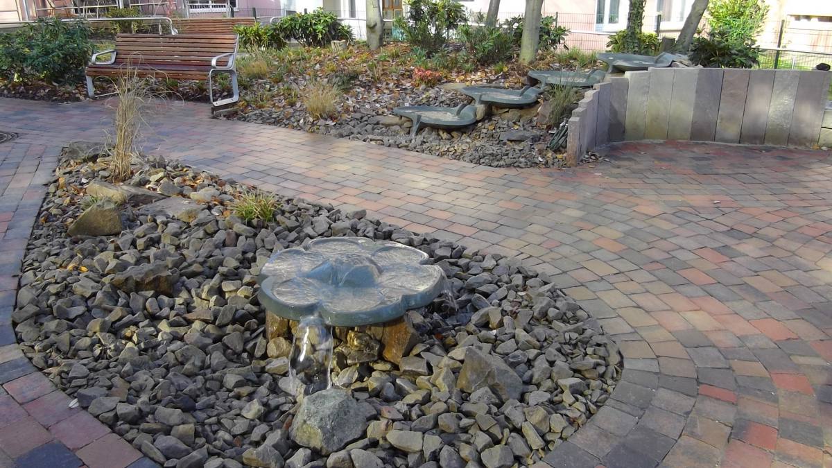 Vogeltränke Ashdown Quellstein als Startpunkt oder Brunnen - Flowforms